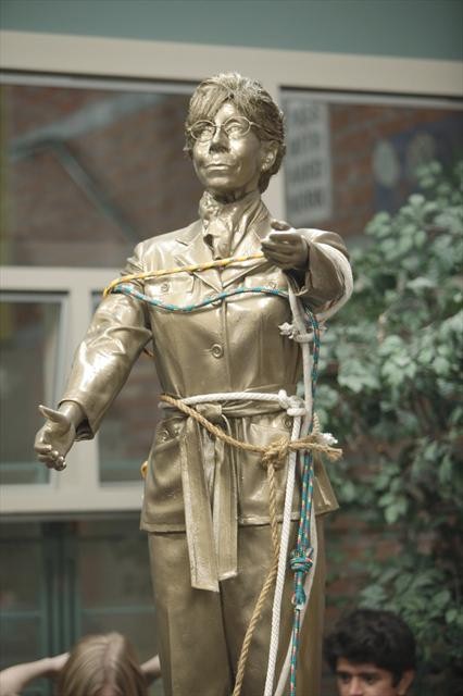 SKIDMORE STATUE – Celeb Secrets