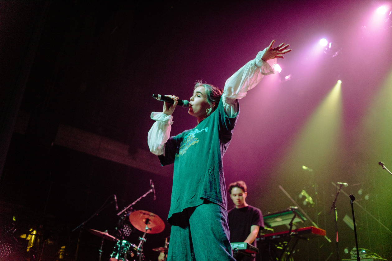 Rising Singer Benee Steals the Show During Limited Run on Conan Gray’s ...