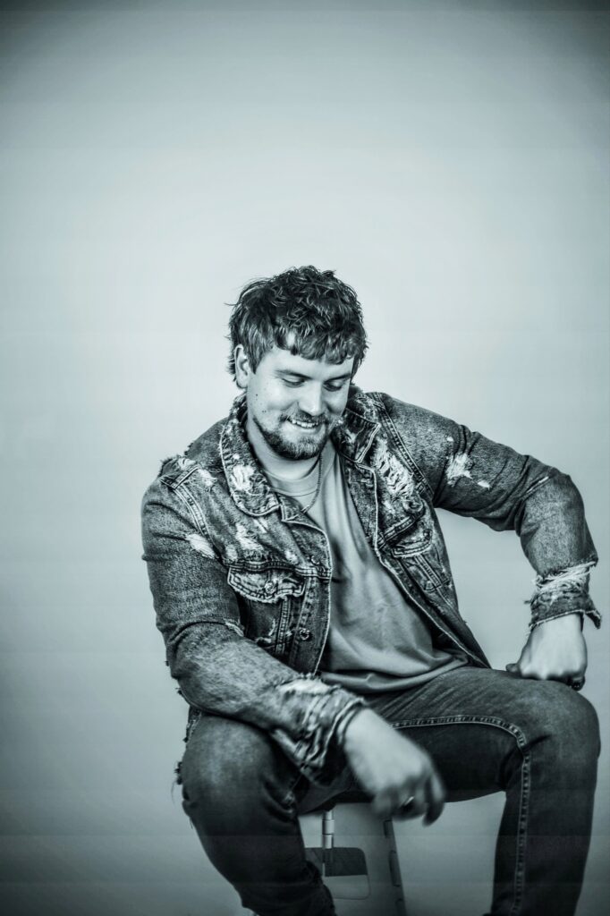 Country Singer Levi Hummon Says He Slid Into This Artist’s DMs to Make ...