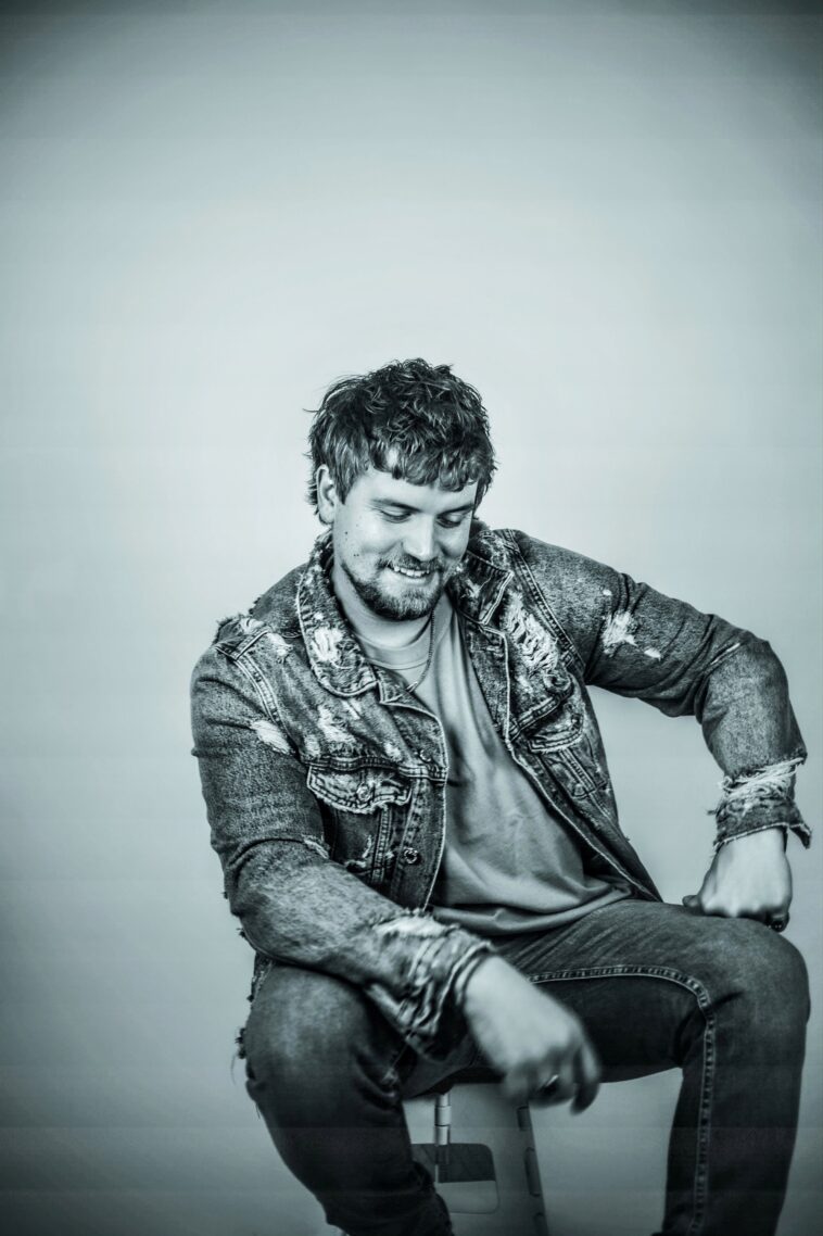 Country Singer Levi Hummon Says He Slid Into This Artist’s DMs to Make ...